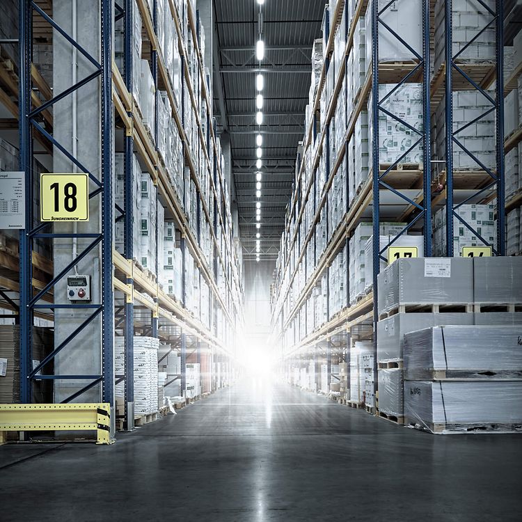 Narrow-aisle multi-bay racking