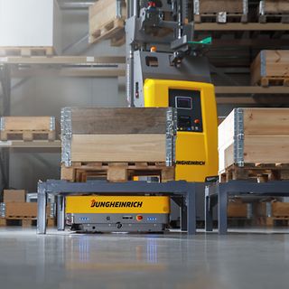 Autonomous mobile robots (AMRs) | Jungheinrich
