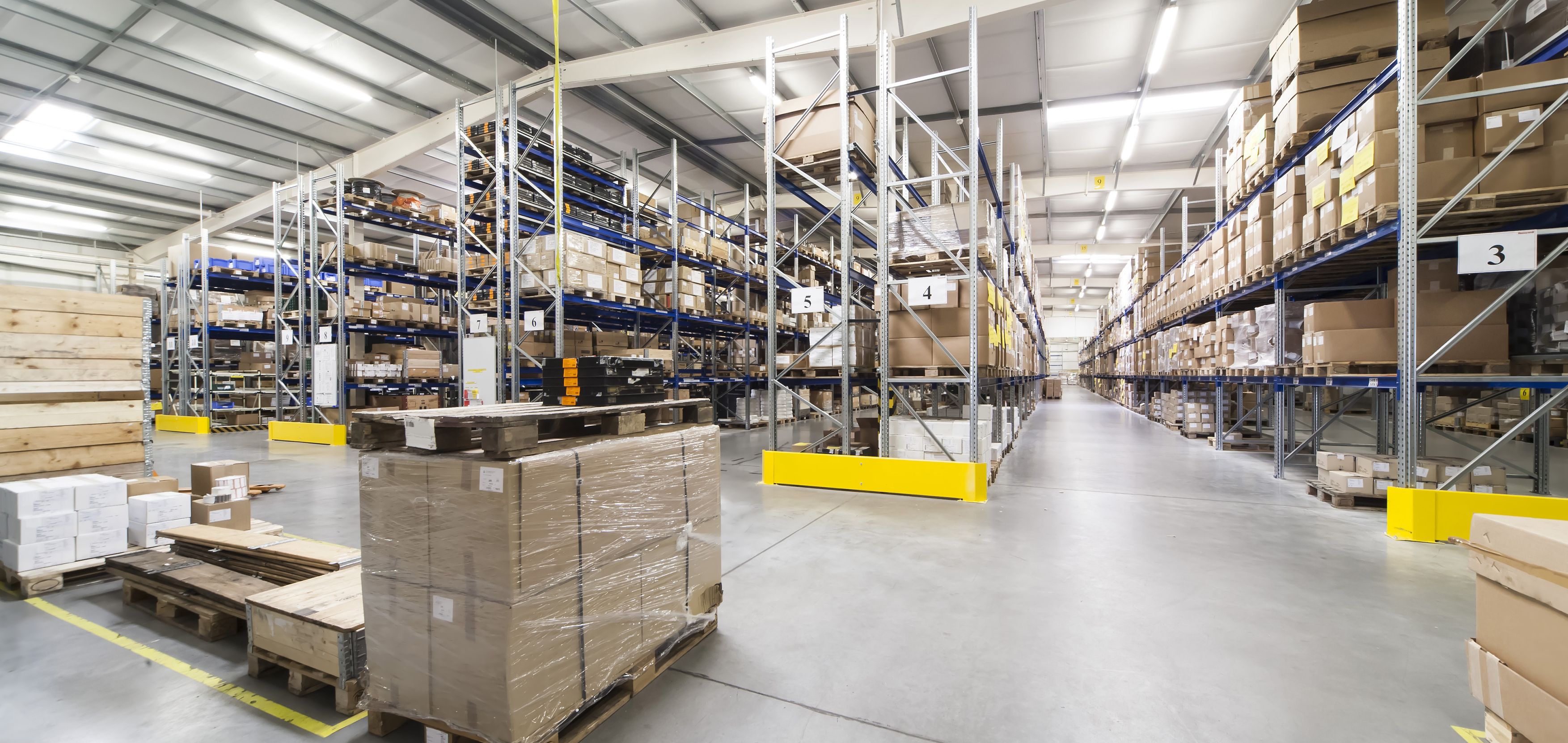 Technika transportu palet i pojemników – niezawodny przepływ materiałów