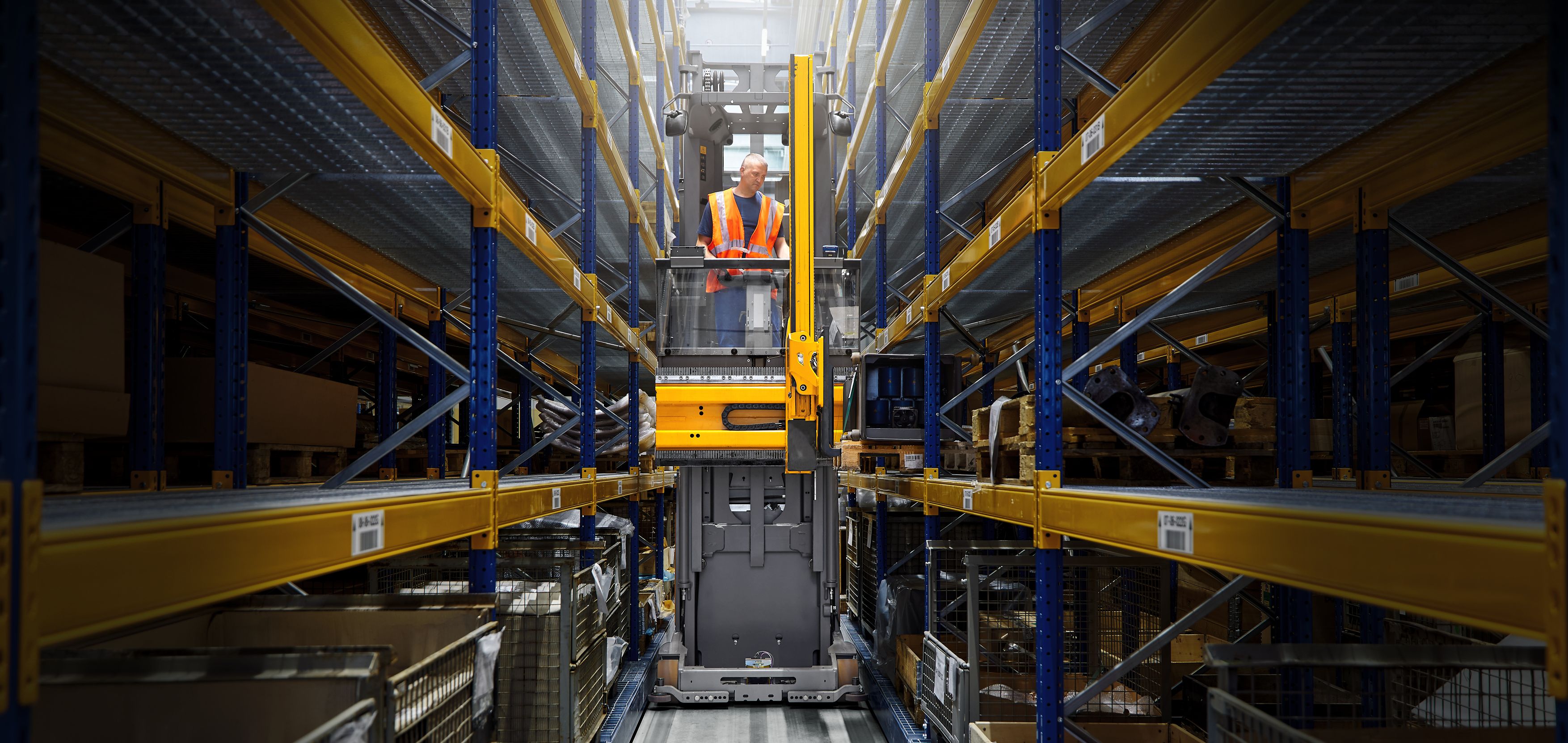 Empilhadeiras Trilaterais EKX com warehouseNAVIGATION