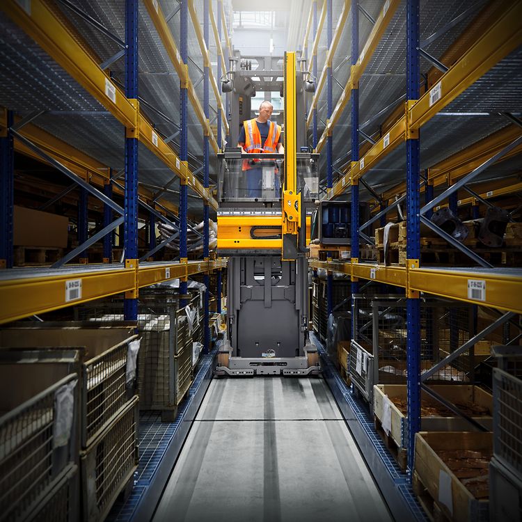 Empilhadeiras Trilaterais EKX com warehouseNAVIGATION