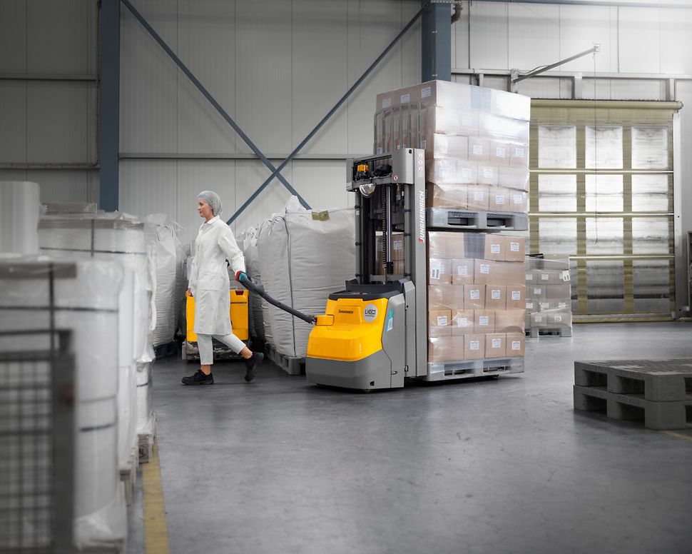 Nieuwe meeloop stapelaars met geïntegreerde lithium-ion accu | Jungheinrich