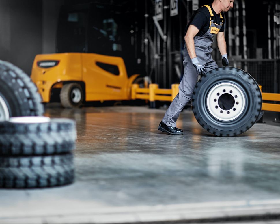 Reifen, Rollen & Räder für Stapler und Flurförderzeuge | Jungheinrich.