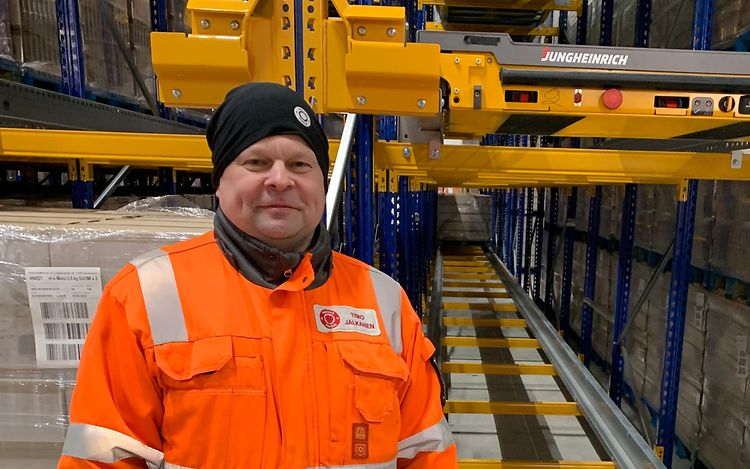 Asiakastarina Pakkasmarja Oy | kompakti sukkulahyllystö