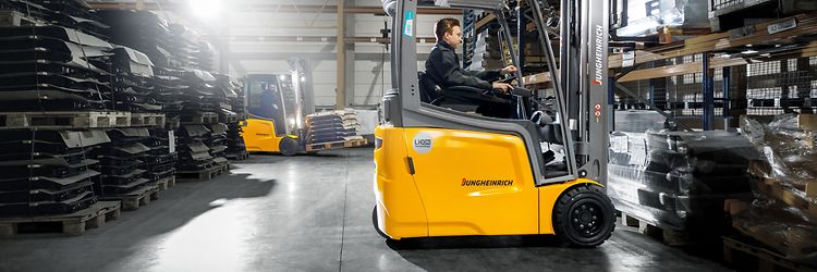 รถโฟล์คลิฟท์ (Forklift) คืออะไร? เหมาะสำหรับธุรกิจใดบ้าง