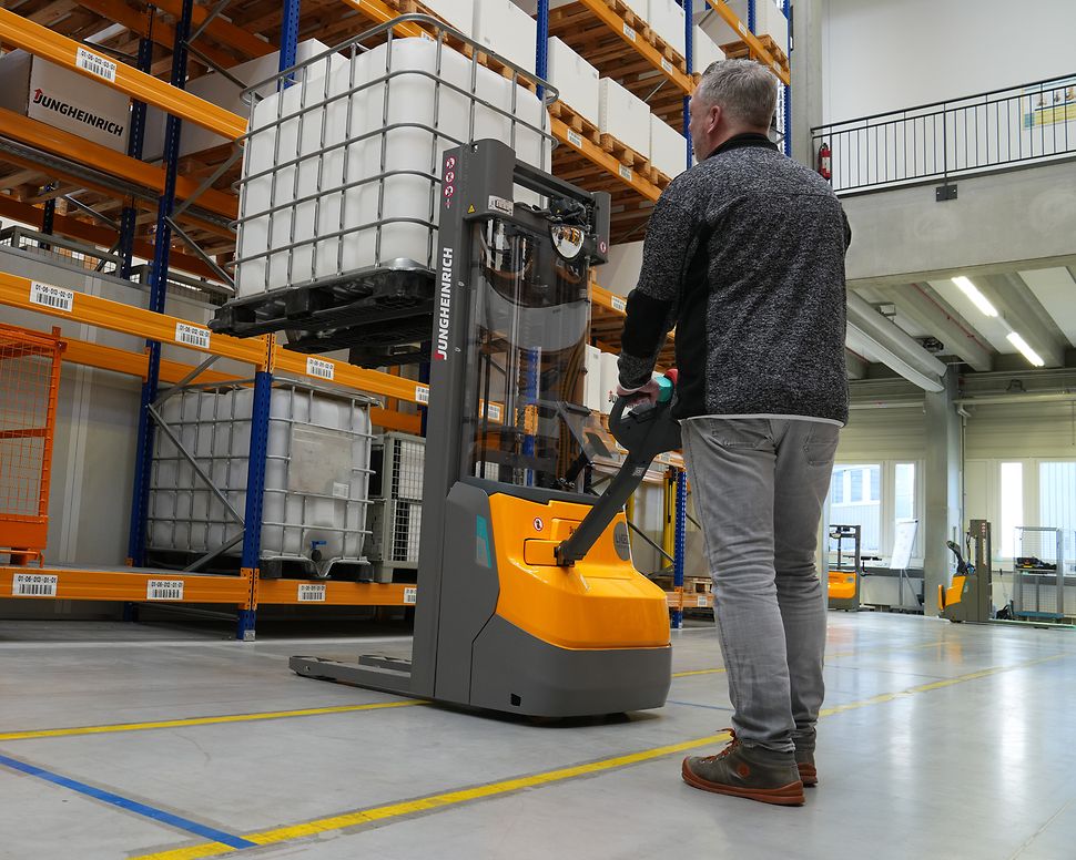 Nieuwe meeloop stapelaar EJC 1i getest | Jungheinrich