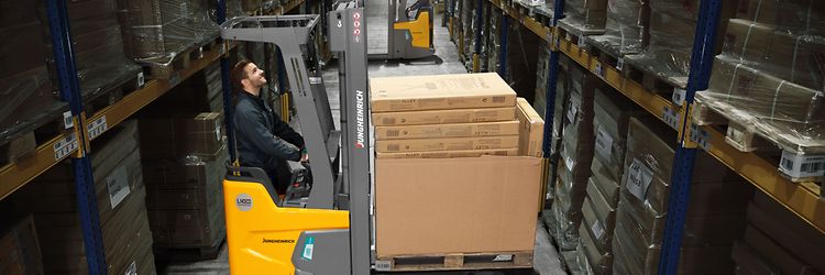 Stacker คืออะไร? ประโยชน์ของรถสแตกเกอร์ เพิ่มพื้นที่จัดเก็บในแนวตั้ง