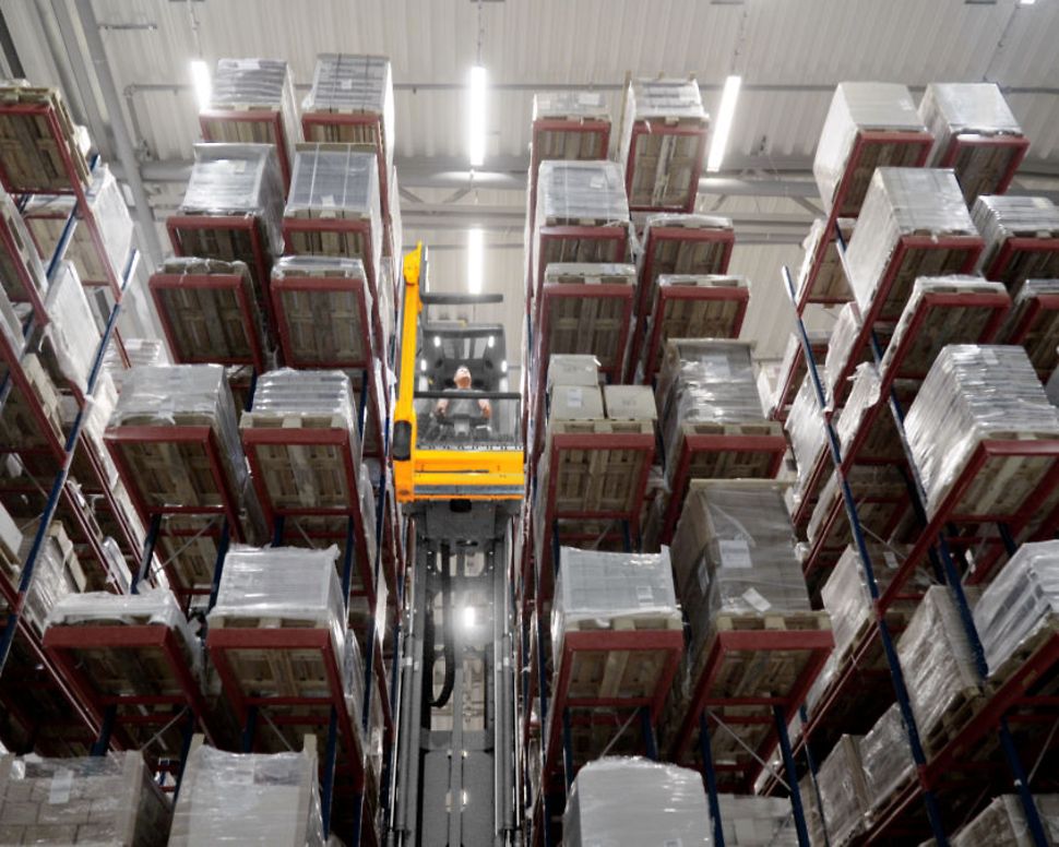 Reach Truck vs. VNA | Warehouse Forklift Comparison