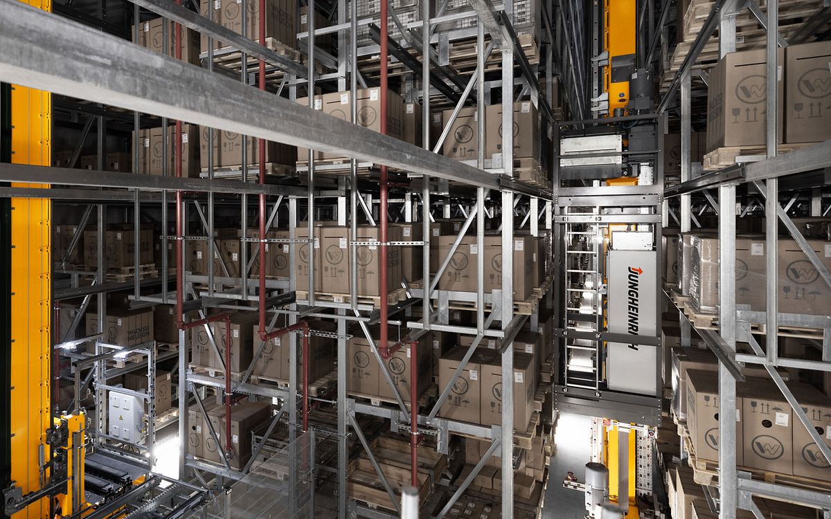Centre logistique automatisé chez Wacker Neuson | Solution clé en main ...