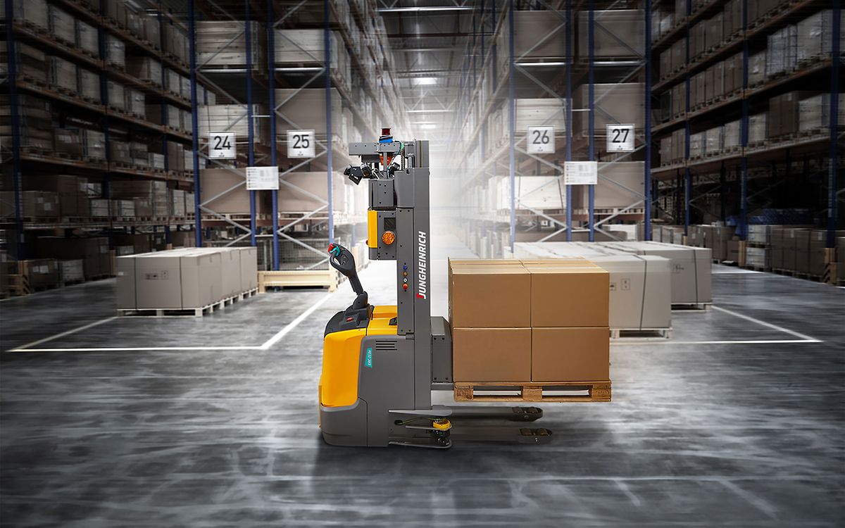 Jungheinrich mobile robots at Orafol Europe