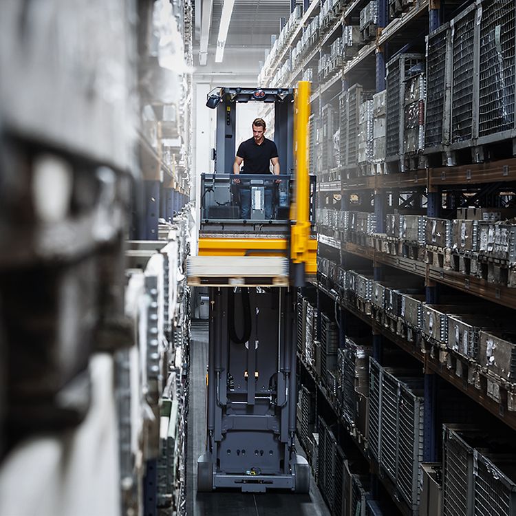 Empilhadeira trilateral para uso eficiente do espaço | Jungheinrich