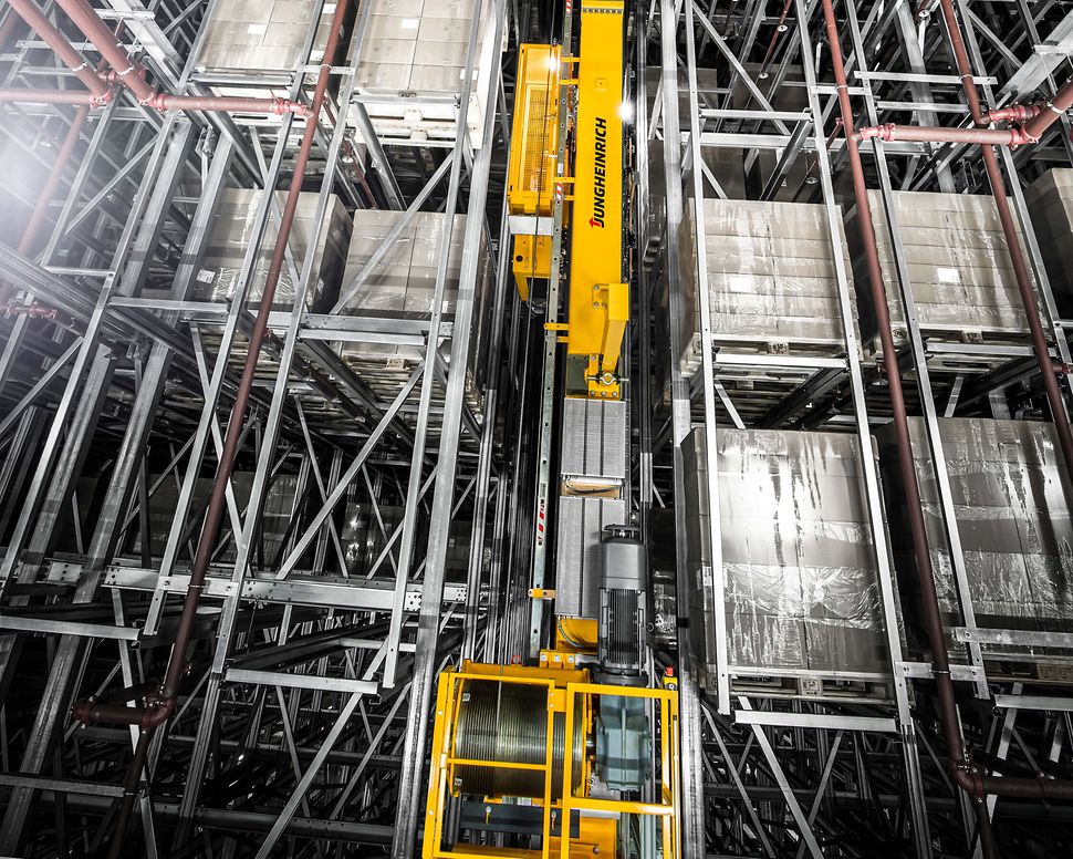 Stacker cranes for pallet warehouses