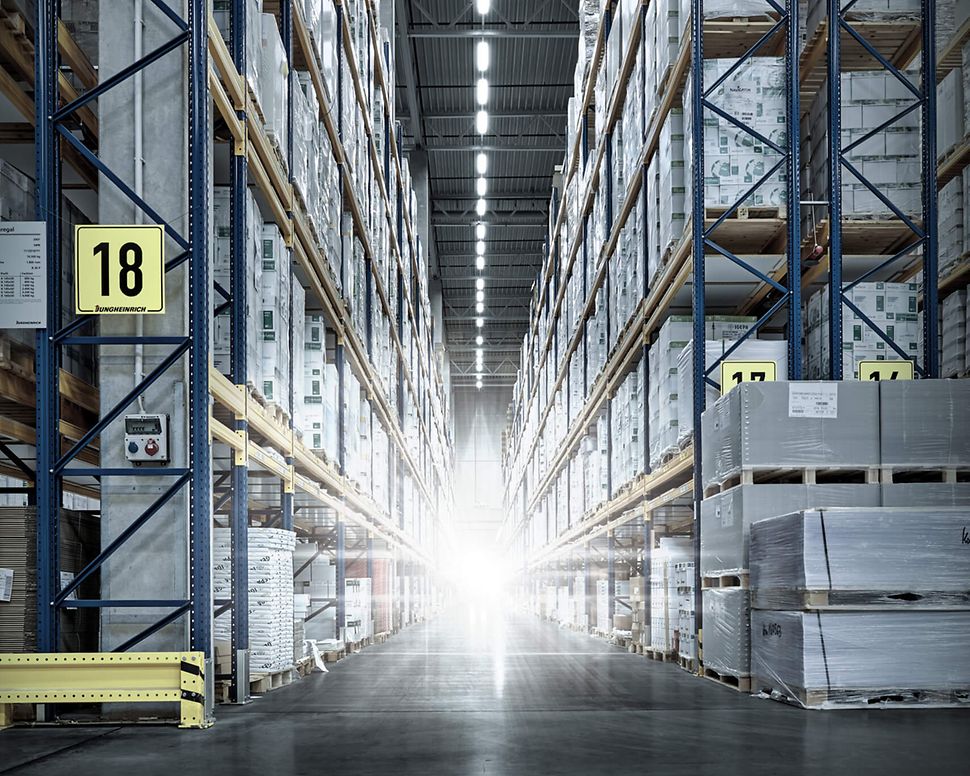 Multi-bay racking narrow aisle