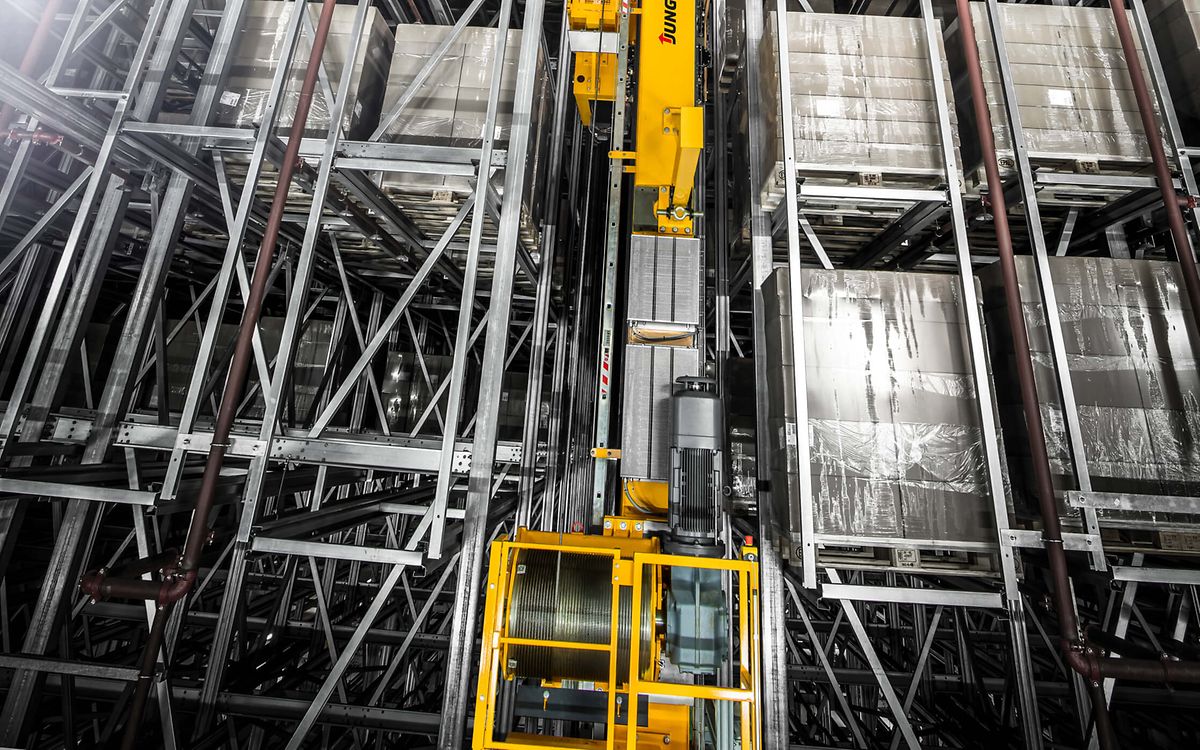 Single and double-depth stacker cranes | Jungheinrich