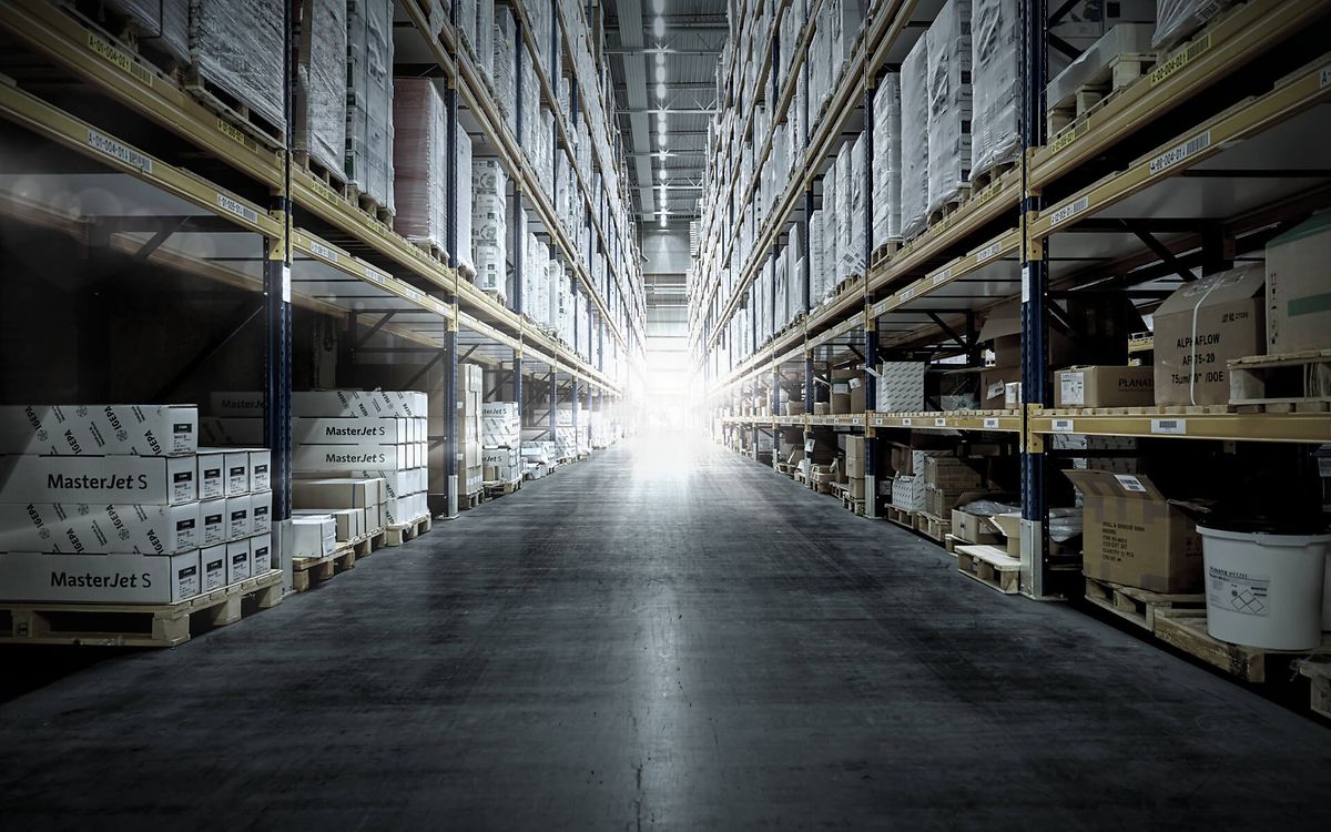 Multi-bay racking broad aisle