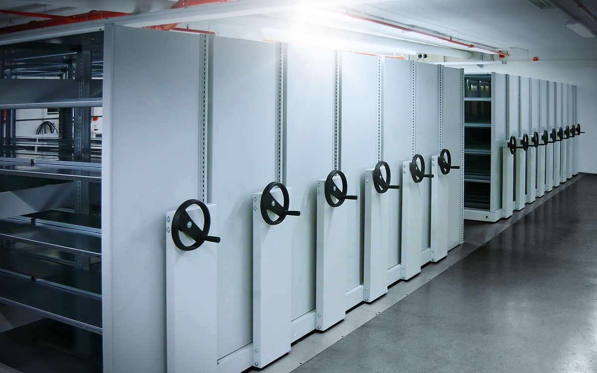 Mobile shelving system