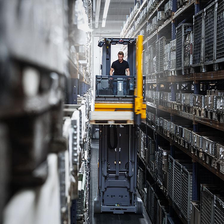 Very narrow aisle trucks (VNA) | Jungheinrich