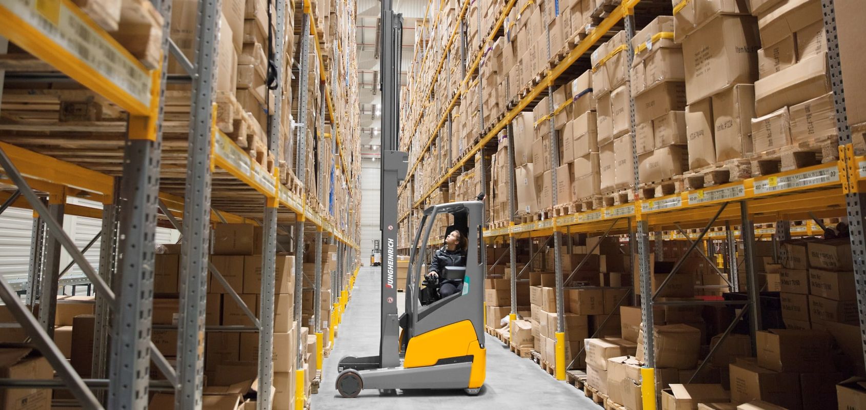 Persbericht eerste reachtruck met lithium-ion accu | Jungheinrich