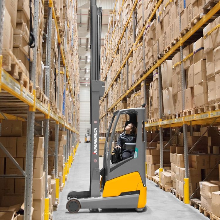 Persbericht eerste reachtruck met lithium-ion accu | Jungheinrich