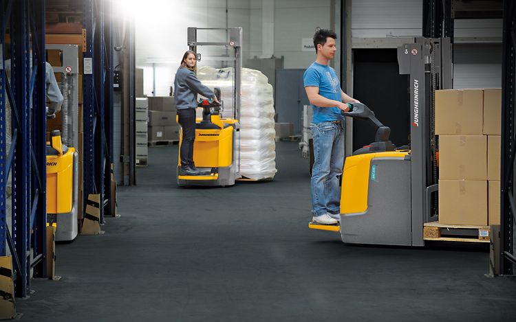 Elektrische meeloop stapelaar | Jungheinrich