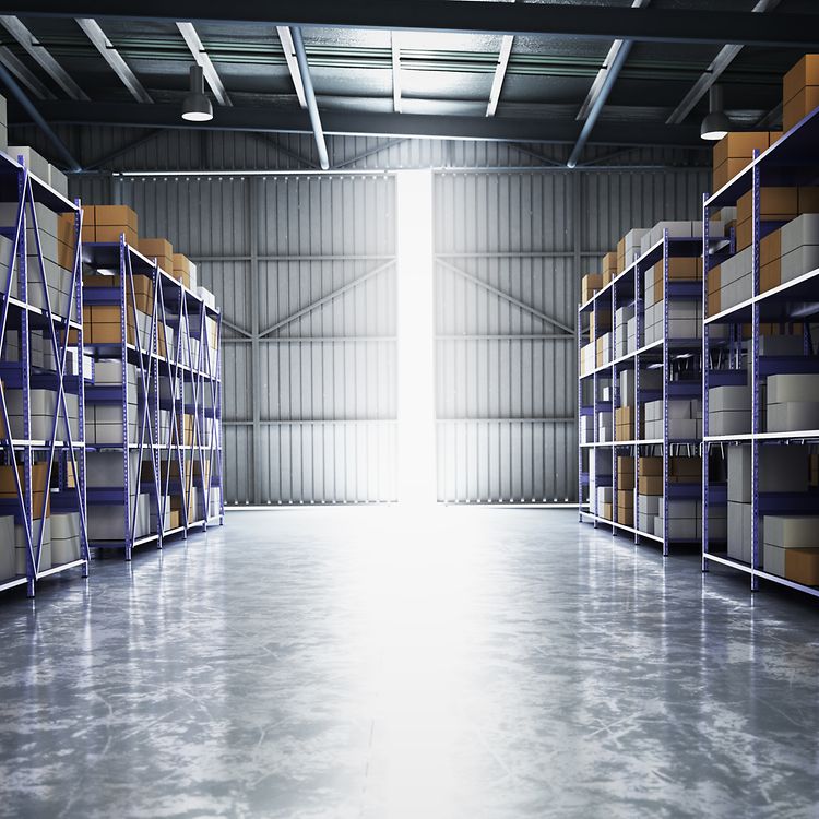 Magazyn otwarty i półotwarty – zalety i wady